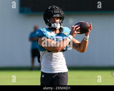 Jacksonville Jaguars tight end Josiah Deguara (81) warms up before an ...