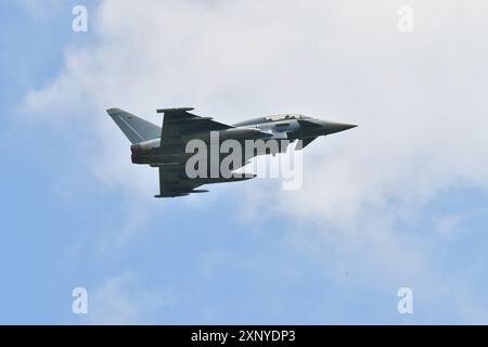 Ein Eurofighter Kampfjet der Bundeswehr während einer Flugvorführung ...