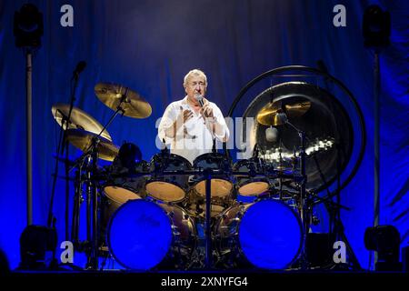 Nick Mason (drummer of Pink Floyd) live on Nick Mason's Saucerful of ...