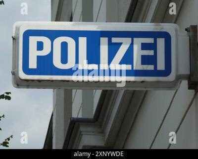 Schriftzug Polizei auf einem Schild an einer Hauswand als Hinweis auf ...