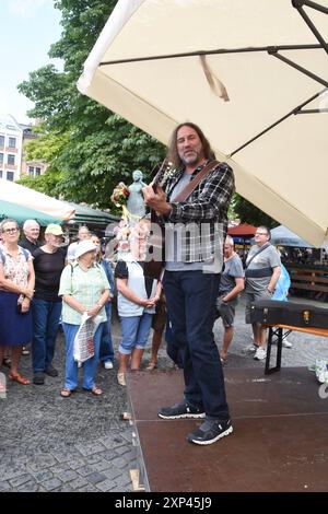 Roland Hefter Saenger Musiker Stadtrat vor Liesl Karlstadt Brunnen Muenchen 02.08.2024 ...