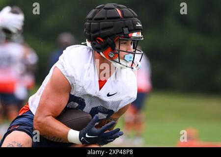 Syracuse tight end Dan Villari (89) is tackled by Pittsburgh defensive ...