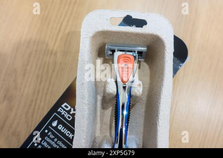 Plastic free packaging of razor blade Stock Photo - Alamy