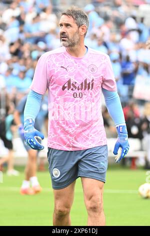 Scott Carson #33 of Manchester City during the pre-game warmup Stock ...