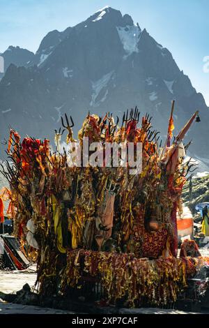 July25th2024, Himachal Pradesh, India. Religious red cloths (chunri ...