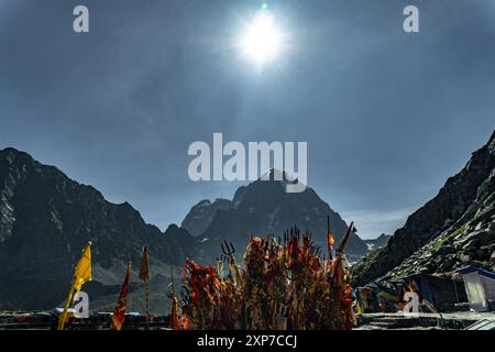 July25th2024, Himachal Pradesh, India. Religious red cloths (chunri ...