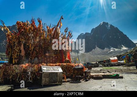 July25th2024, Himachal Pradesh, India. Religious red cloths (chunri ...