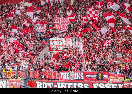 Fans von Rot Weiss Essen zeigen eine Choreo "Wir halten zusammen" aus ...