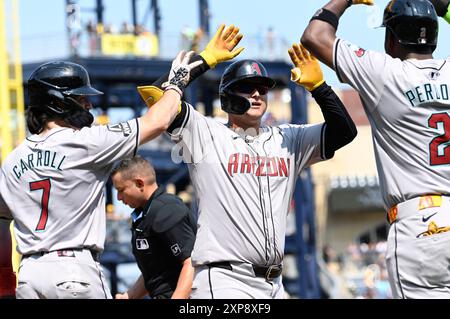 Arizona Diamondbacks outfielder Corbin Carroll (7) jogs off the field ...