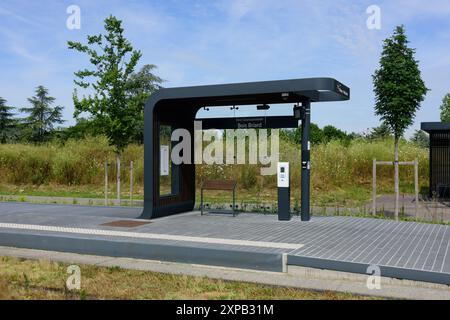 Paris, Tram-Train T12, Station Bois Briard // Paris, Tram-Train T12 ...