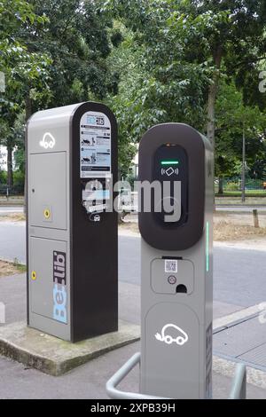 Paris, E-Auto-Ladesäule, BeLib // Paris, Charging Point for Electric ...