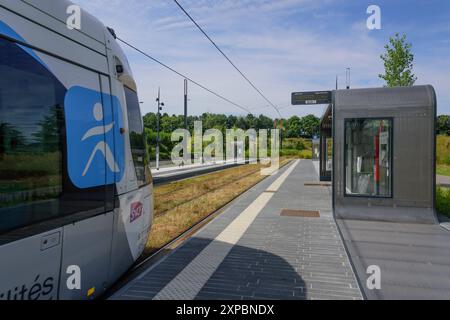 Paris, Tram-Train T12, Station Bois Briard // Paris, Tram-Train T12 ...
