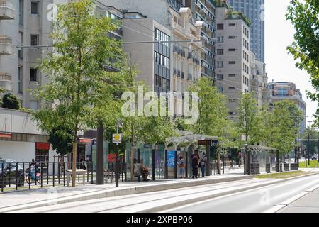 Paris, Straßenbahnlinie T3b, Haltestelle Therese Pierre // Paris ...