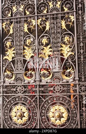 Gates of Burlington House, Piccadilly, London, England, UK Stock Photo ...