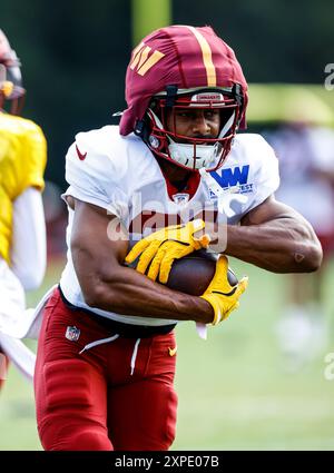 Washington Commanders running back Jeremy McNichols (26) scores a ...