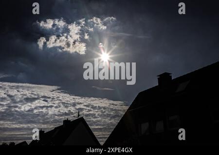 Hitzeprobleme und Klimawandel Gleißende Sonne die während einer ...