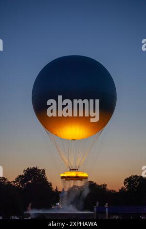 When the sun sets over Paris, many curious onlookers come to gather ...