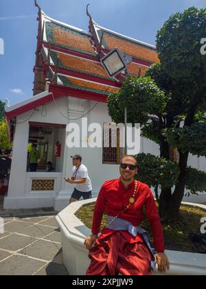 Wat Arun , foreigner wear traditional outfit Stock Photo - Alamy