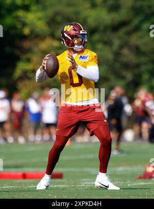 Washington Commanders quarterback Marcus Mariota (8) looks to pass ...