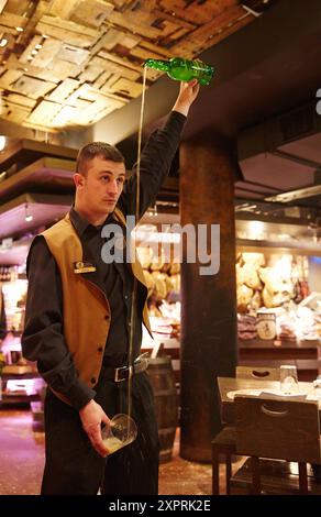 Pouring cider, Restaurant Sidrería Tierra Astur, Gijón, Asturias, Spain ...