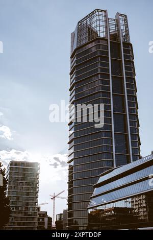 Spectacular view of MOL Campus, Budapest's new, illuminated skyscraper ...