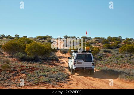 4wd crossing dunes on the French Line Track, Munga-Thirri–Simpson ...