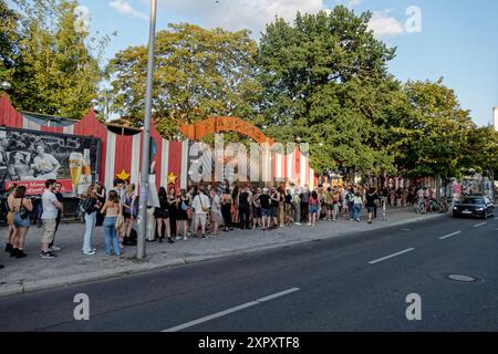 Schlange vor dem Techno-Club Sisyphos in Berlin-Rummelsburg Schlange ...