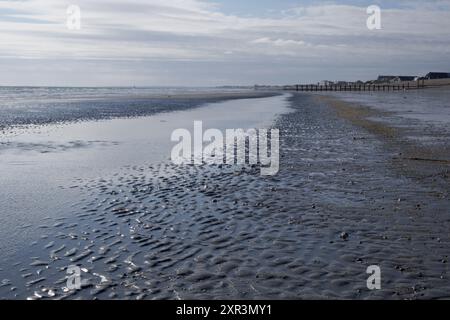 Patterns in the sand from a retreating tide Stock Photo - Alamy