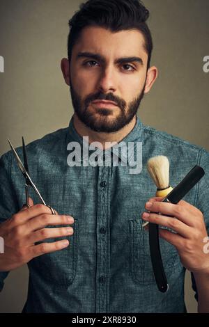 Straight razor and barber scissors Stock Photo - Alamy