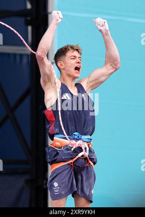 Great Britain's Toby Roberts celebrates with sisters Katie (right) and ...