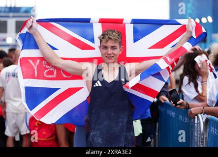 Great Britain's Toby Roberts celebrates with mum Marina after winning ...