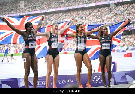 Amy HUNT of Great Britain, silver, blows a kiss after the Women's 200 ...
