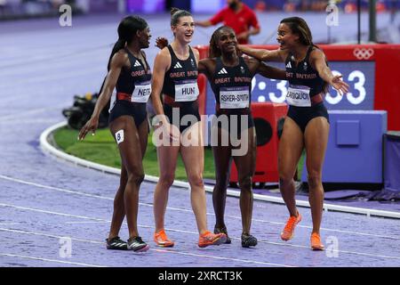 Daryll Neita and Amy Hunt of Great Britain celebrate after competing in ...