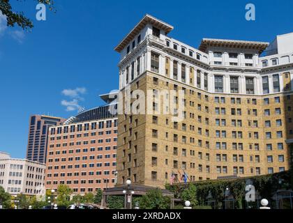 The modern tower buildings of downtown Sain Paul, capital of Minnesota ...