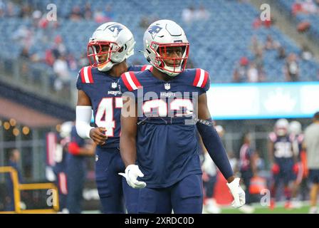 New England Patriots linebacker Anfernee Jennings (33) runs onto the ...