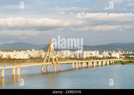 Wonderful view of the Han River Bridge (Cau Song Han) over the Han ...