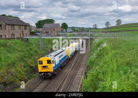 Balfour Beatty drain train with HNRC class 20 locomotives being used to ...