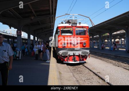 Red Romanian Train at Bucharest Gara de Nord Station Platform Stock ...