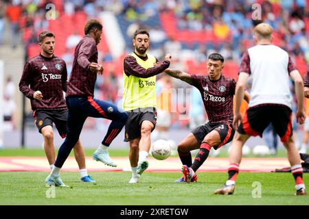 Manchester United's Lisandro Martinez and Mason Mount warm up before ...