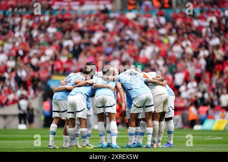 Manchester City players huddle during the Sunderland v Manchester City ...