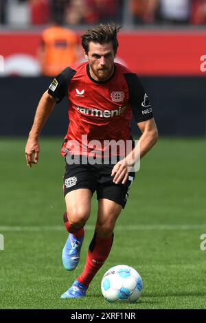 Jonas Hofmann (Bayer 04 Leverkusen, #7) singt mit den Fans beim ...