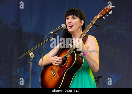 Williamscot, UK. 10th Aug, 2024. English folk guitar and vocal duo ...