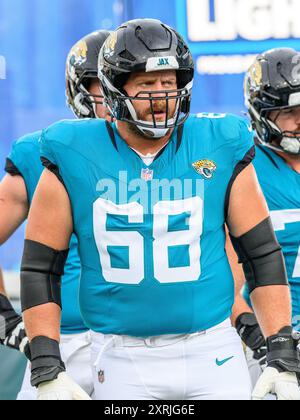 Jacksonville Jaguars guard Brandon Scherff (68) looks over the ...