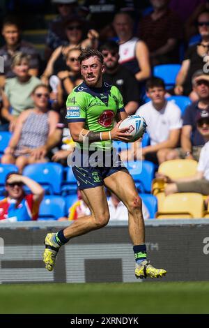 Toby King (4) of Warrington Wolves breaks to score a try Stock Photo ...