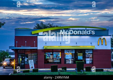 A McDonalds in Modesto California in the early morning Stock Photo - Alamy