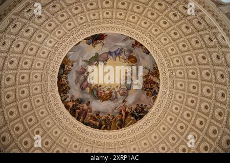 US Capitol dome with the fresco called The Apotheosis of Washington at ...