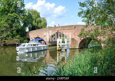 Boating on the River Thames at Sonning Lock, Berkshire, England, United ...
