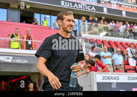 Julian Schuster (SC Freiburg, Trainer) beim TV Interview vor der Partie ...