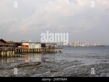 Chew Jetty wooden houses at low tide, Penang island, George Town, Malaysia Stock Photo - Alamy