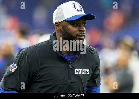 Indianapolis Colts wide receivers coach Reggie Wayne walks the sideline ...